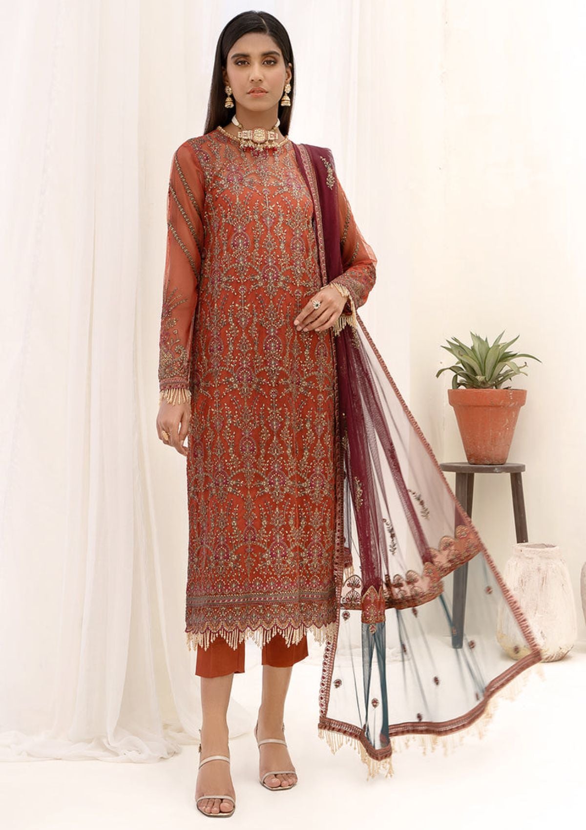 Zarif Nazneen'23 ZN-05 IRIS – Mohsin Saeed Fabrics
